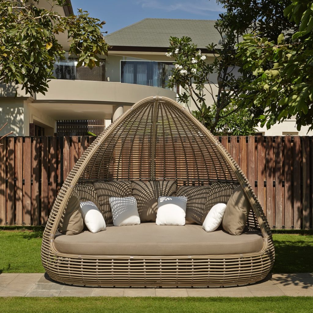 Skyline Shade Bed – Luxury Outdoor Living